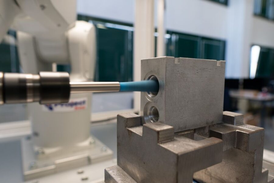 MillingCab - robotic deburring cell - Project Group