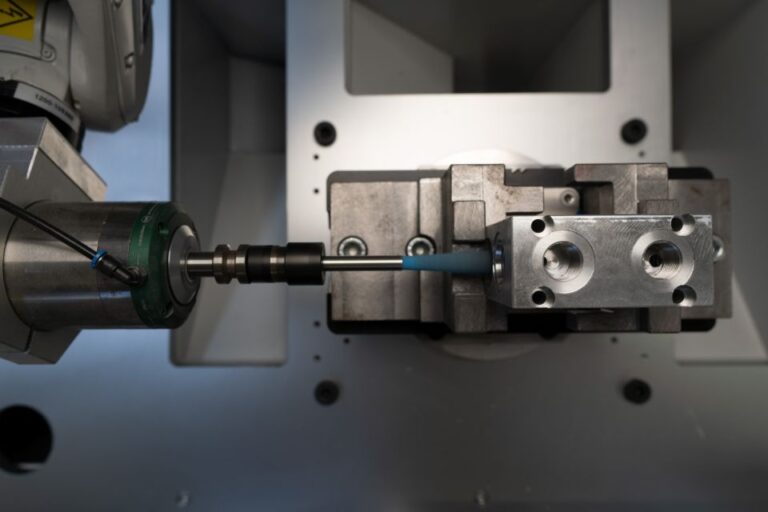 MillingCab - robotic deburring cell - Project Group