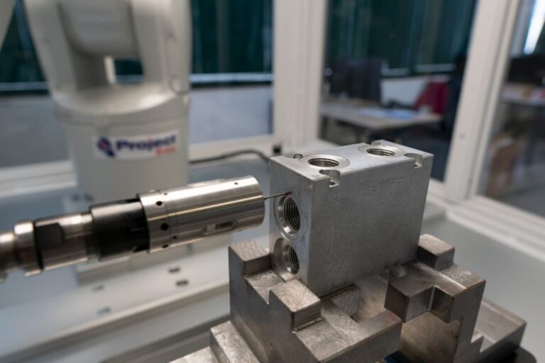 MillingCab - robotic deburring cell - Project Group