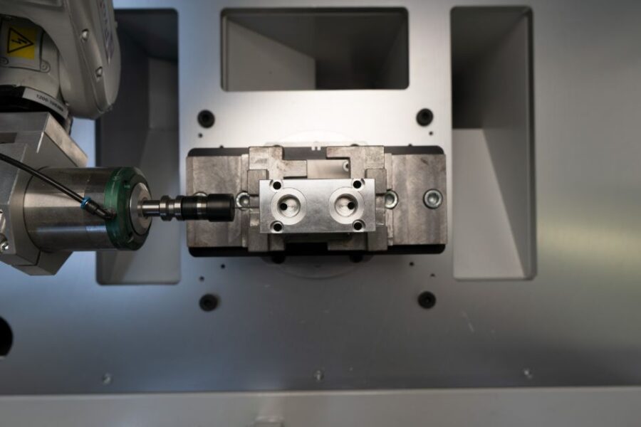 MillingCab - robotic deburring cell - Project Group